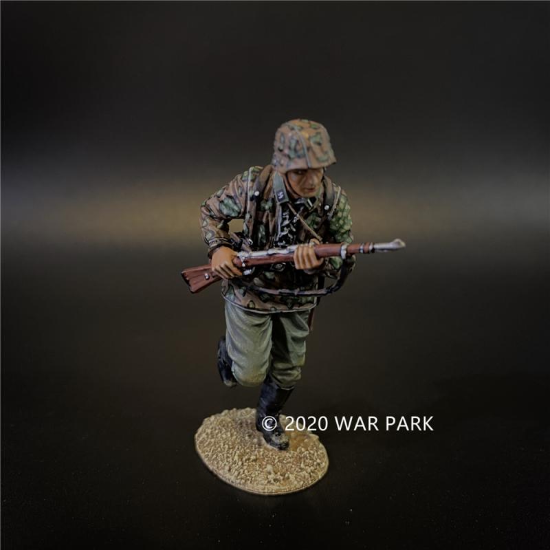 Das Reich SS Soldier Charging with Rifle, Battle of Kursk--single ...