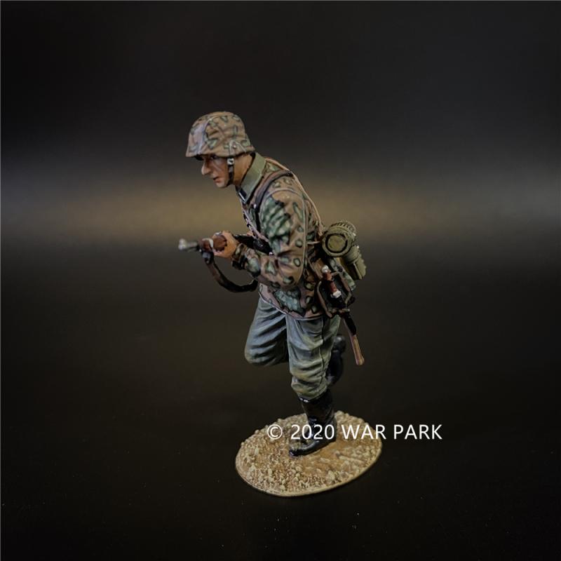 Das Reich SS Soldier Charging with Rifle, Battle of Kursk--single ...