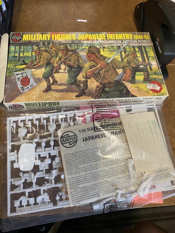 Airfix Multi-pose WW2 US Marines and Japanese Soldiers - Makes 12 ...