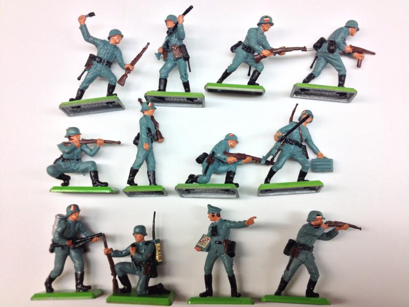 WW2 Germans - W Britains Detail, 12 German soldiers including an ...