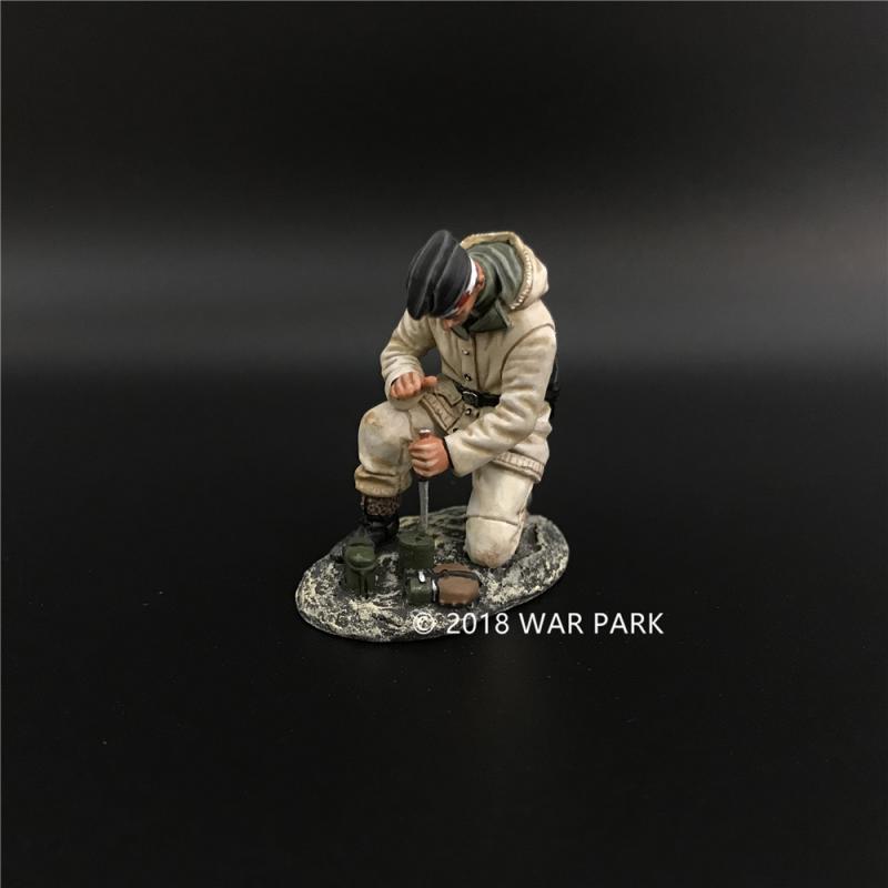 LSSAH Tank Crew Opening a Can, Battle of Kharkov--single figure - KH034 ...