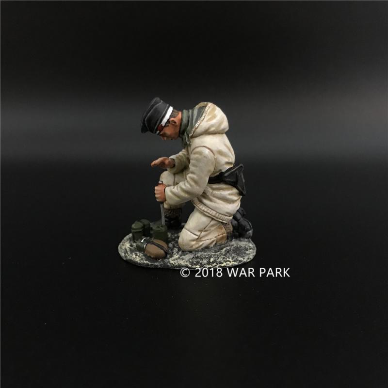 LSSAH Tank Crew Opening a Can, Battle of Kharkov--single figure - KH034 ...