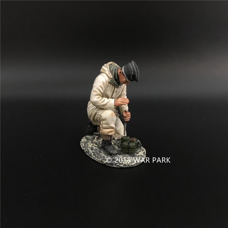 LSSAH Tank Crew Opening a Can, Battle of Kharkov--single figure - KH034 ...